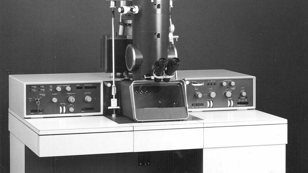 first electron microscope resolution