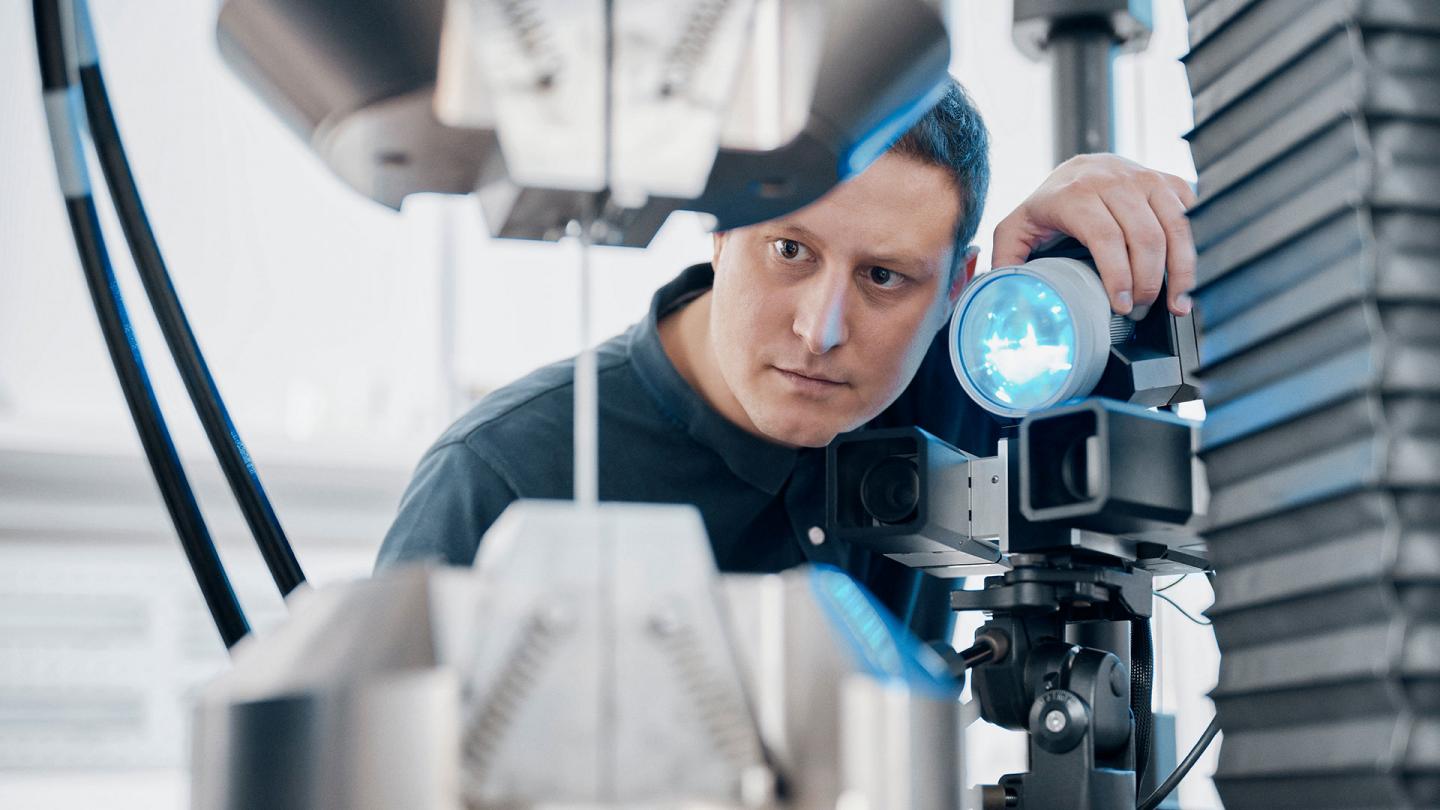 ARAMIS 3D Camera: High-resolution 3D camera system for high-end ...