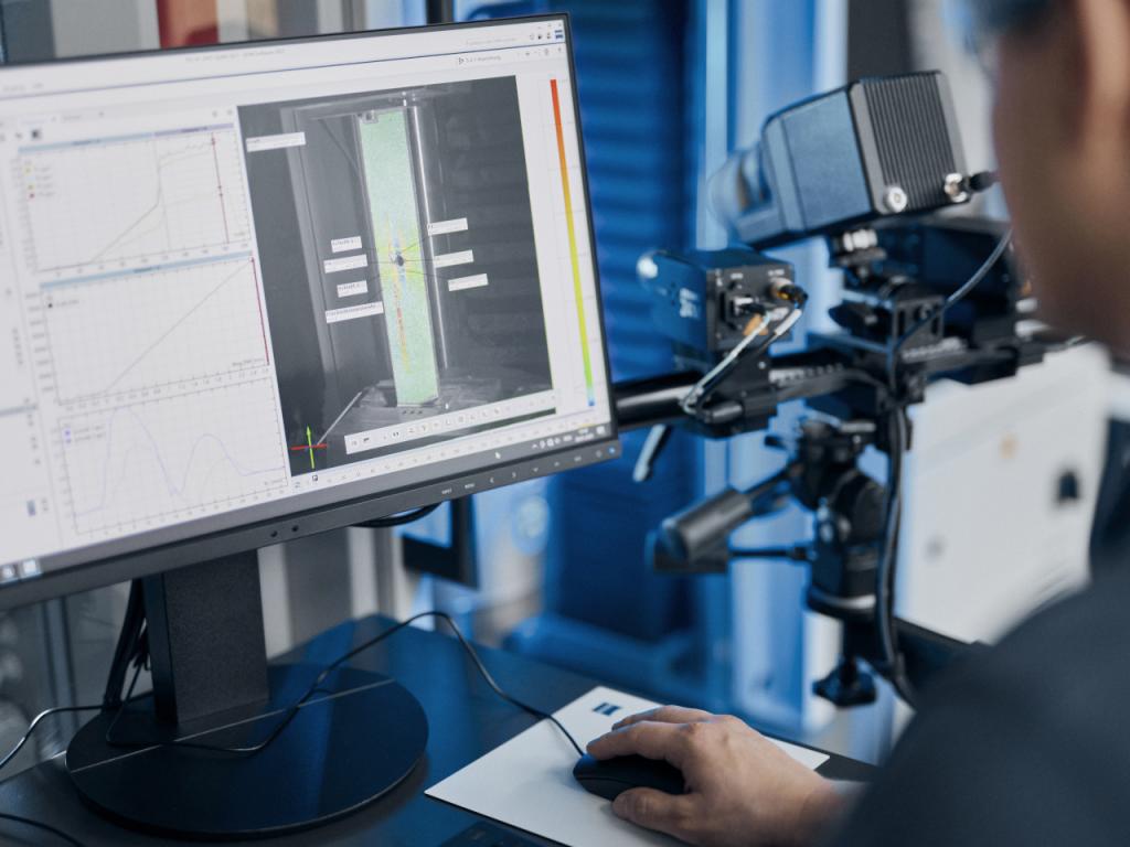 ARAMIS Adjustable 24M: Measure stress and strain | ZEISS