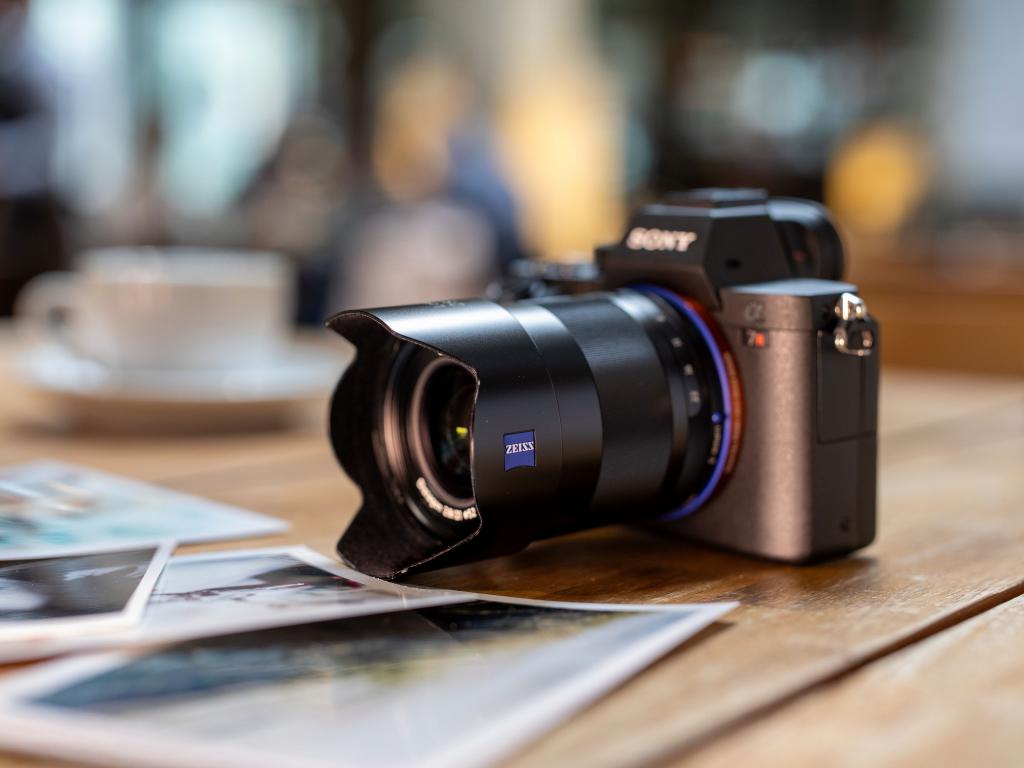 ZEISS Lenses for Mirrorless System Cameras | Compact high-performance ...