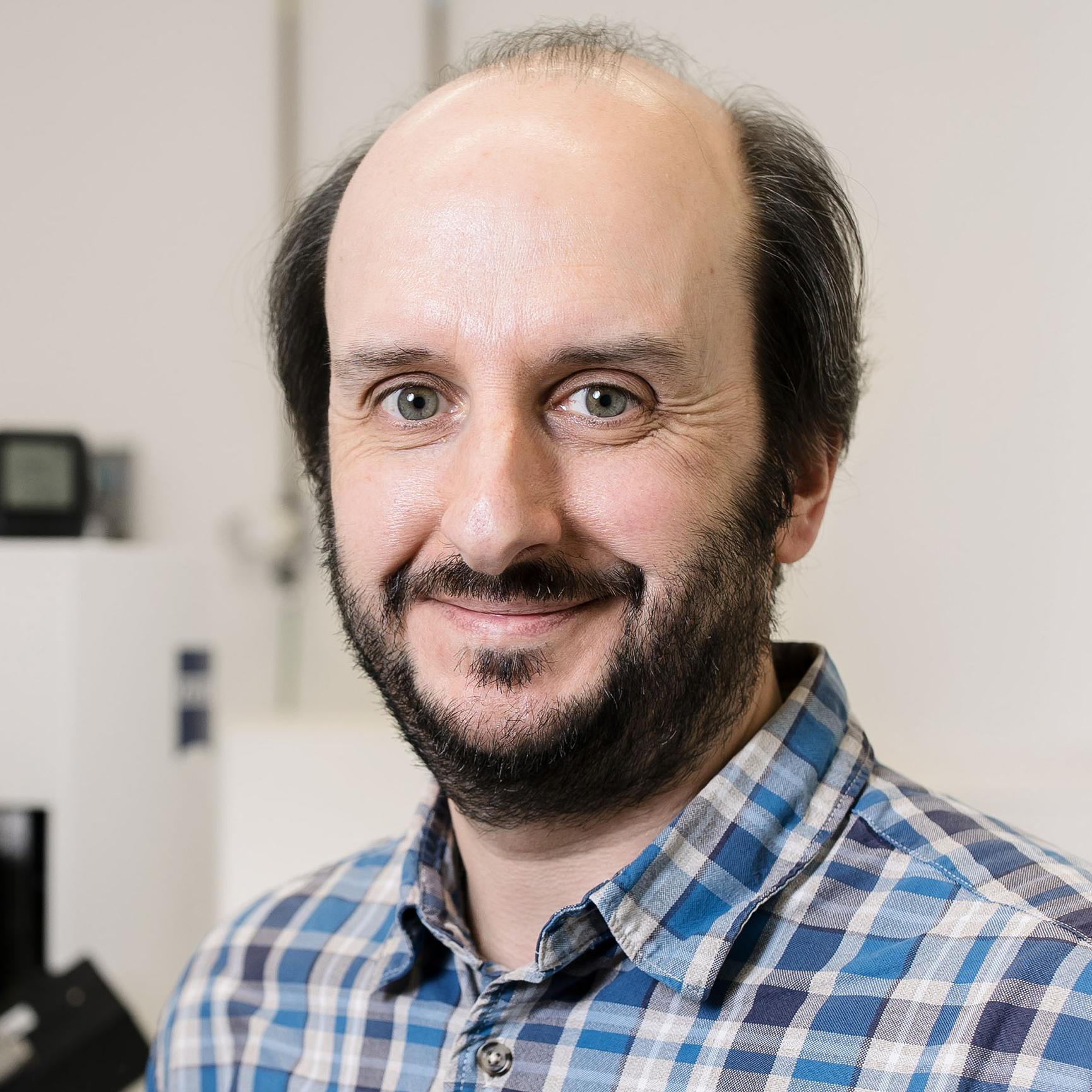 From 3D Light to 3D Electron Microscopy